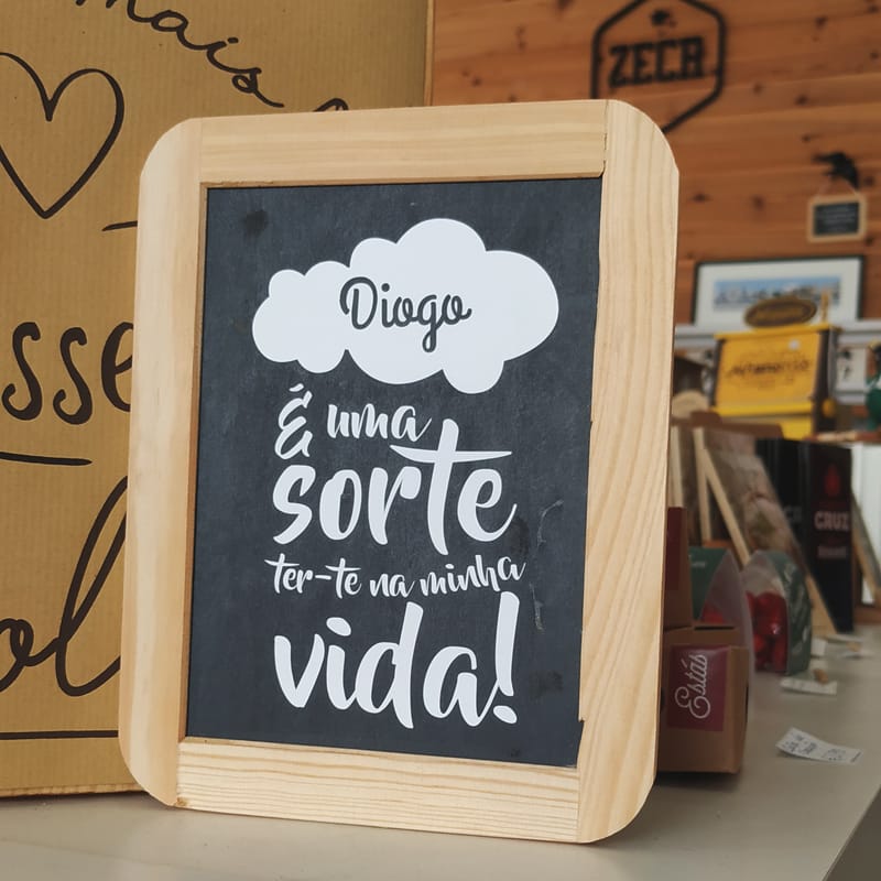 Ardósia com frase “É uma sorte ter-te na minha vida!”